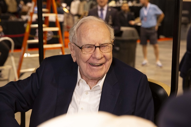 Warren Buffett bước sang năm 2025 với "núi" tiền mặt lớn nhất trong hơn ...