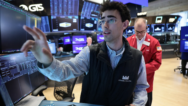 Dow Jones tăng hơn 350 điểm, SpaceX bùng nổ trong ngày chào sàn | Fili